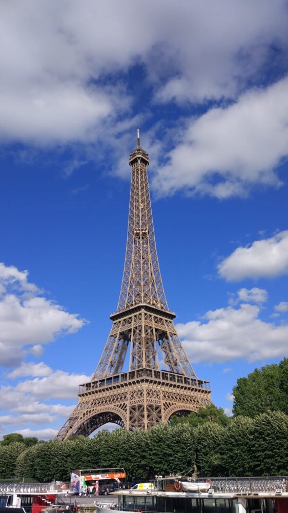 Wisata ke Paris – indri hapsari